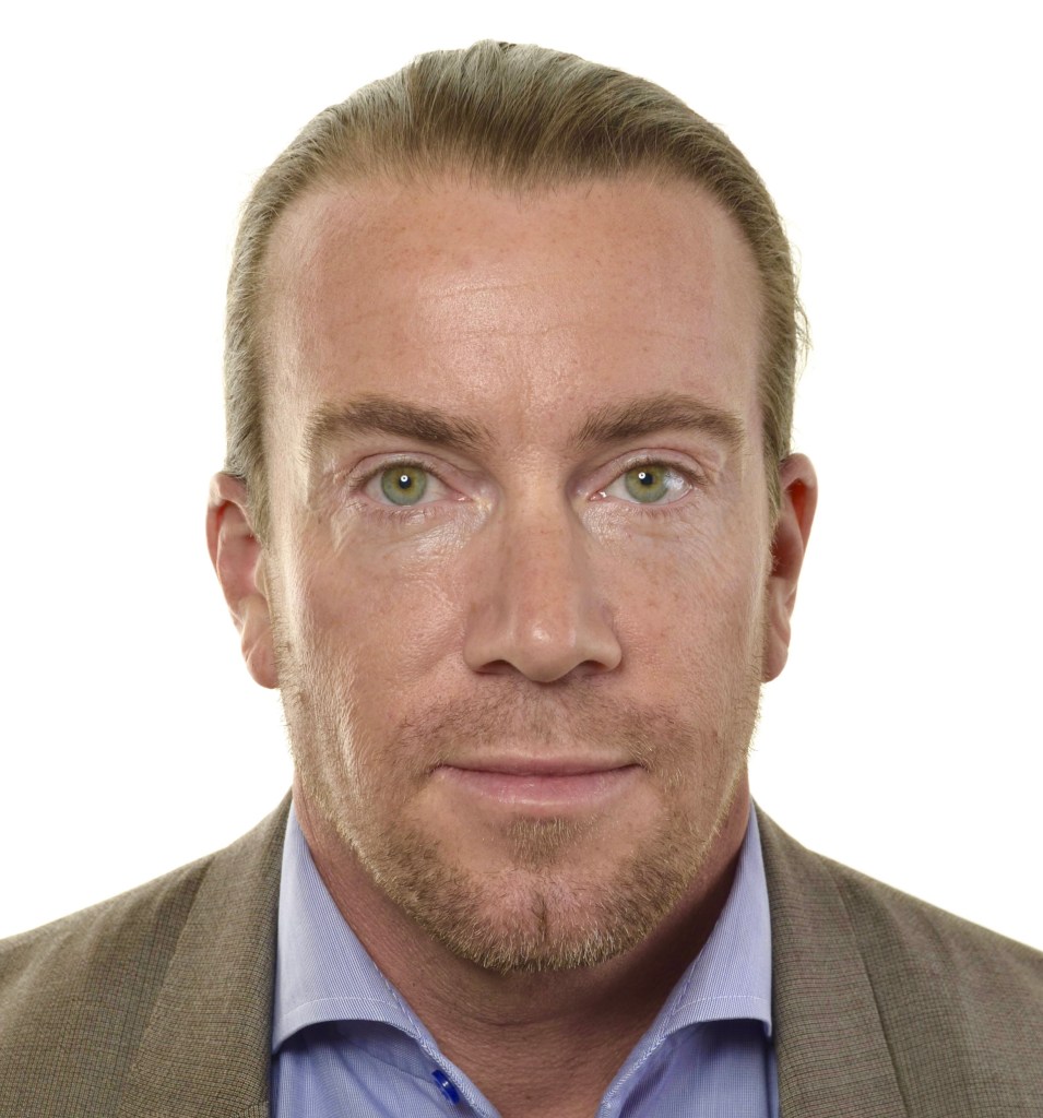 Jan Emanuel idiotförklarar politiker som sålt kommunhus för att hyra in ...