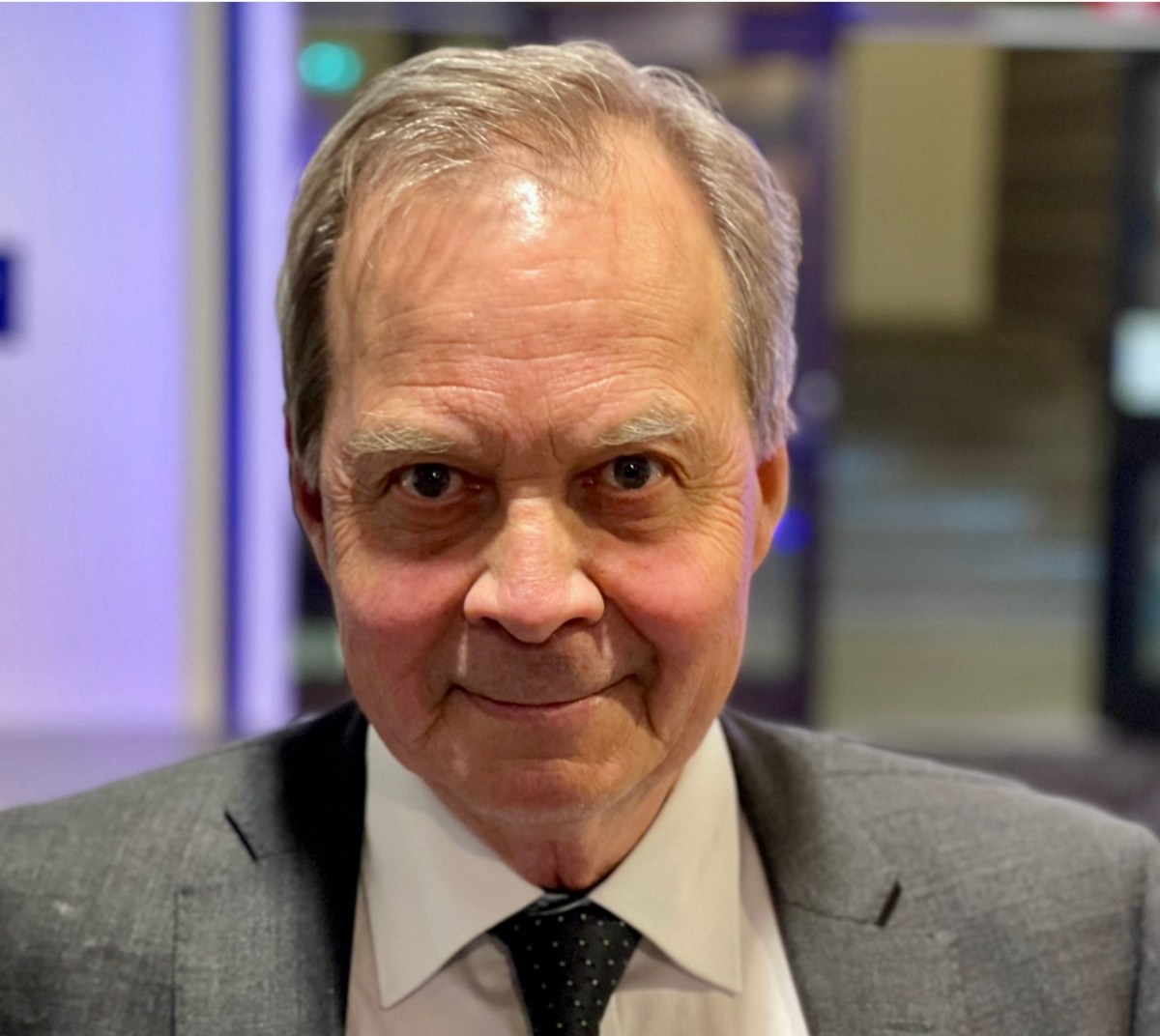 Karl Hedin begär skadestånd som han tänker skänka bort